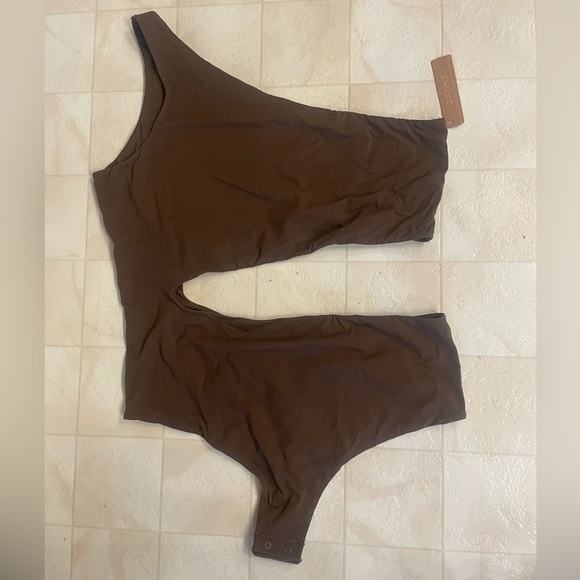 SKIMS | Tops | Nwt Skims 4x Fits Everybody Bodysuit | Poshmark